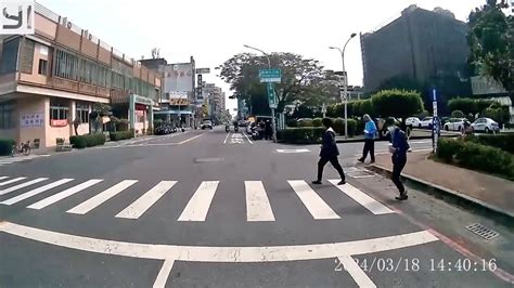 台南街頭行人緊張時刻又一幕斑馬線上過馬路險遭車輛撞擊駕駛毫不關心就開走