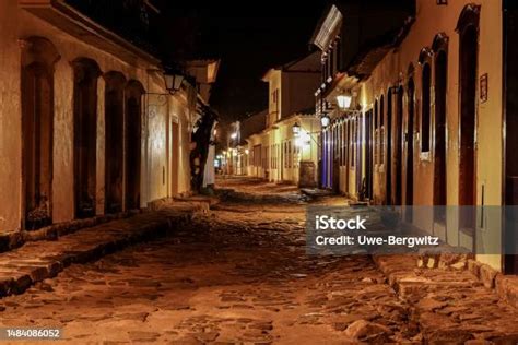 유네스코 세계문화유산인 브라질 파라티의 역사적 중심지에 있는 조명이 켜진 거리와 건물의 분위기 있는 야경 감정에 대한 스톡 사진 및 기타 이미지 Istock