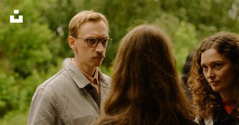 서로 주위에 서있는 사람들의 그룹 사진 Unsplash의 무료 하르키우 이미지