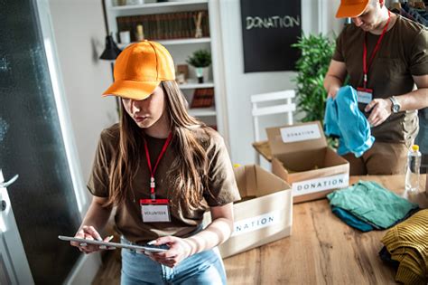 두 명의 자원봉사자가 기부 상자를 확인하고 포장합니다 16 17 살에 대한 스톡 사진 및 기타 이미지 16 17 살 20 24세 2명 Istock
