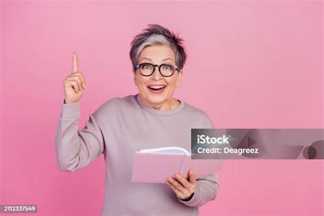 흥분 쾌활 한 사랑스러운 아가씨가 유행 옷을 입고 손가락 와우 화려한 훌륭한 아이디어 핑크 색상 배경에 고립 된 사진 50 54세에 대한 스톡 사진 및 기타 이미지 Istock