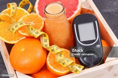 설탕 수준을 측정하기위한 포도당 미터 감귤류와 센티미터에서 갓 혼합 된 Coctail 당뇨병 슬리밍 및 건강한 영양 개념 과일에 대한 스톡 사진 및 기타 이미지 Istock