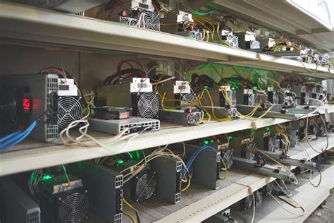 Granja con equipo para minería de criptomonedas bitcoin Foto Premium