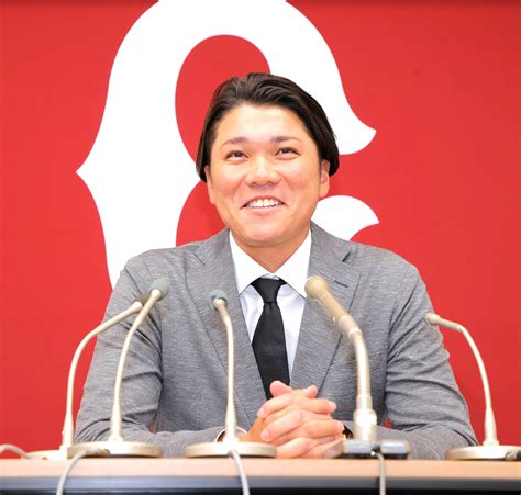 【動画】巨人・坂本勇人、現状維持の6億円でサイン スポーツ報知
