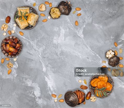 회색 돌 배경에 전통적인 아랍 식기와 음식 세트 차 한잔 코란 묵주가 있는 세련된 배너 라마단 테이블 상단보기 과일에 대한 스톡 사진 및 기타 이미지 Istock