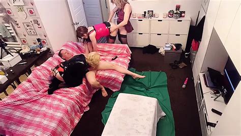 将四个与lisa、april和pauline联系起来。 Xhamster