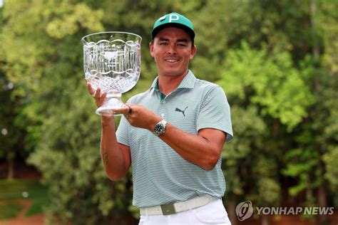 배우 류준열 골프 마스터스 파3 콘테스트에 김주형 캐디로 등장 한국경제