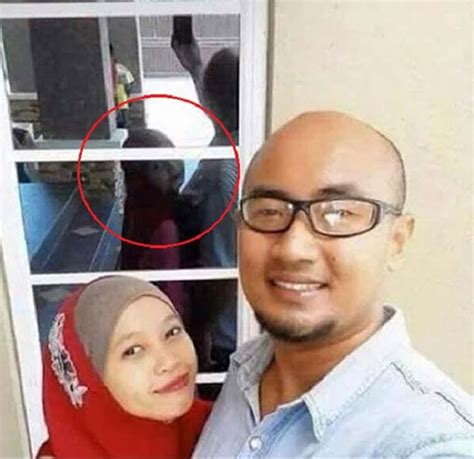 Couples Creepy Selfie Goes Viral