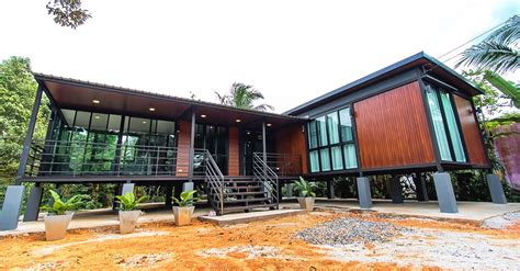 บ้านชั้นเดียวยกพื้นทรงตัวแอล L Shaped House โครงสร้างเหล็กผสมผนังไม้ 2 ห้องนอน 2 ห้องน้ำ มี