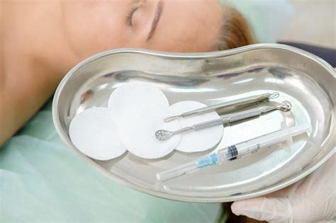 중피 요법과 보톡스 주입을 만드는 미용사 멸균 주사기가있는 환자 및 의료 트레이 미용사에서 치료 여자 다이체종양학 얼굴 회춘