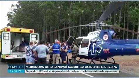 Após carro bater em árvore mulher morre e duas pessoas ficam feridas