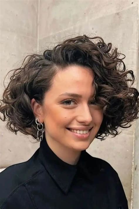 10 Cortes De Pelo Bob Escalado Rizado En Tendencia Que Favorecen Y