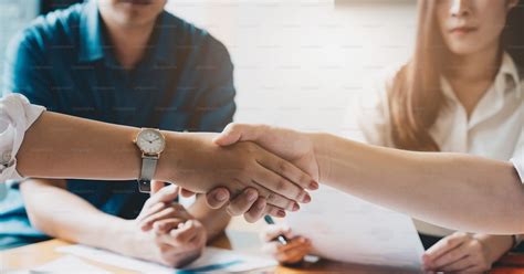 악수 회의 마무리 비즈니스 에티켓 축하 인수 합병 개념의 비즈니스 사람들의 클로즈업 사진 Unsplash의 사무실 이미지