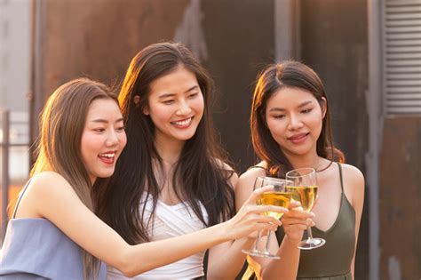 아시아 여성 청소년들이 화이트 스파클링 와인 잔을 들고 여름 저녁 식사 파티에서 축하하는 응원과 건배 축하 관계 및 우정 개념 식사 식품 및 음료에 대한 스톡 사진 및 기타