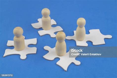 퍼즐에 사람들의 나무 그림 직원 팀 빌딩 팀워크 컨셉을 고용하십시오 Staff Meeting에 대한 스톡 사진 및 기타 이미지