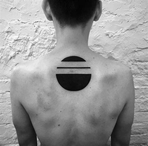 Tatoueur russe basé à Moscou Stanislaw Wilczynski réalise des oeuvres reconnaissables au
