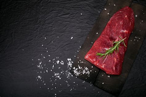 로즈마리와 향신료와 함께 보드 절단에는 원시 쇠고기 스테이크 0명에 대한 스톡 사진 및 기타 이미지 0명 고급 고기