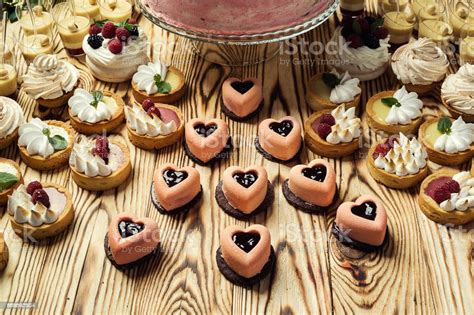 캔디 바입니다 맛 있는 컵 케이크와 함께 달콤한 뷔페 컵 케이크와 함께 달콤한 휴가 뷔페 그리고 다른 디저트입니다 과자 사탕 디저트 행복 한 생일 개념 있는 테이블 0명에