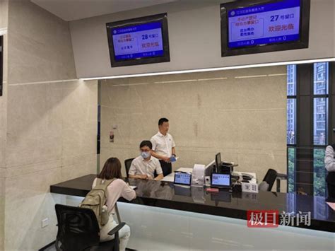 公证处入驻武汉市江汉区政务服务中心实现不动产登记 公证一站式办理 群众 大厅 女士