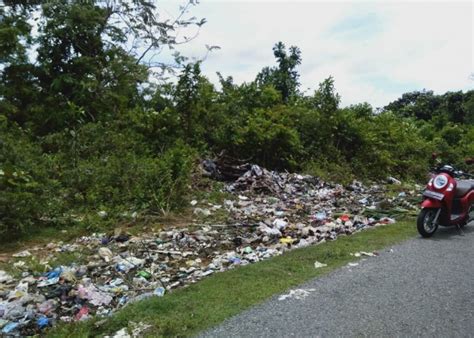 Sekolah Keluhkan Sampah Berserak Di Pinggir Jalan