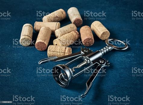 어두운 배경에 코르크 나사와 사용 된 병 코르크 선명도의 얕은 깊이 0명에 대한 스톡 사진 및 기타 이미지 0명 감청색 강철 Istock