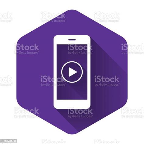 긴 그림자로 격리 된 화면 아이콘에 재생 버튼이있는 흰색 스마트 폰 보라색 육각 버튼 벡터 일러스트레이션 스마트폰에 대한 스톡