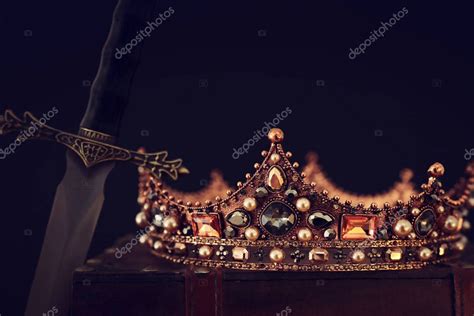 Imagen De Llave Baja De La Hermosa Corona Reina Rey Sobre La Caja Antigua Junto A La Espada