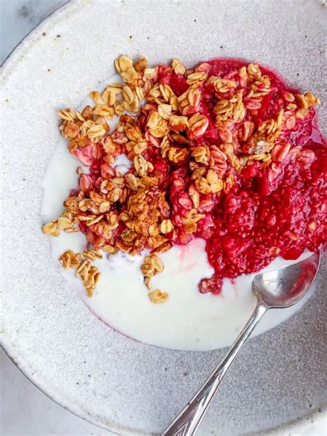 Haferflocken Crumble Kalorienarmes Rezept Mit Rhabarber Und Erdbeeren Als Dessert Oder Zum