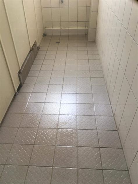 防滑工程～工廠員工廁所地磚止滑施工 豪佑科技止滑大師