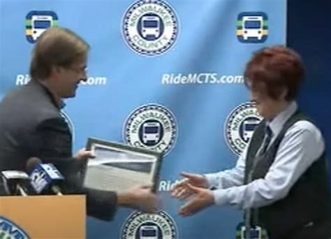 Niño entra al autobús descalzo el conductor llama inmediatamente a la policía