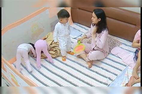 三个孩子不小心踩到妈妈的头发，但最后的反应真的是绝了头发反应妈妈