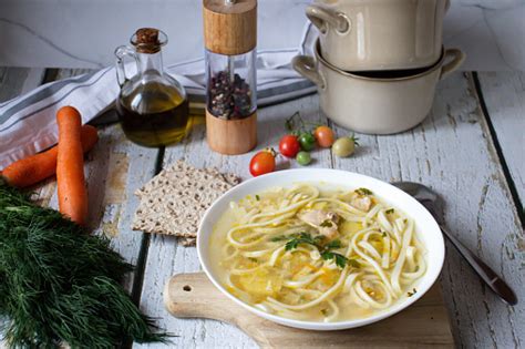 하얀 나무 탁자 위에 하얀 그릇에 담긴 치킨 누들 수프 저녁 식사 건강한 식생활에 대한 스톡 사진 및 기타 이미지 건강한 식생활 고기 국물 국수 Istock