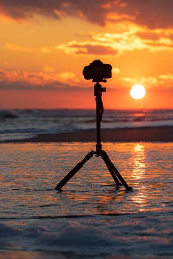배경에 아름다운 황금 일몰과 해변에 삼각대에 Dslr 카메라의 실루엣 삼각대에 대한 스톡 사진 및 기타 이미지 삼각대 해변