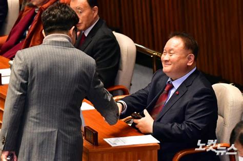 국회 본회의 참석한 이상민 의원 노컷뉴스