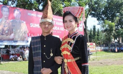 Detail Gambar Pakaian Adat Suku Batak Koleksi Nomer 36