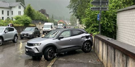 Netstal GL Autofahrer Missachtet Stop Signal Und Verursacht Unfall