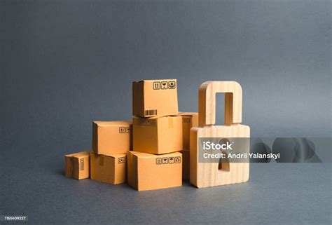 골 판지 상자 더미와 나무 자물쇠 보험 구매의 개념 구매한 제품에 대 한 보증 제공 소비자 권리 보호 화물 체포 세관 통관 가져오기 금지 0명에 대한 스톡 사진 및 기타