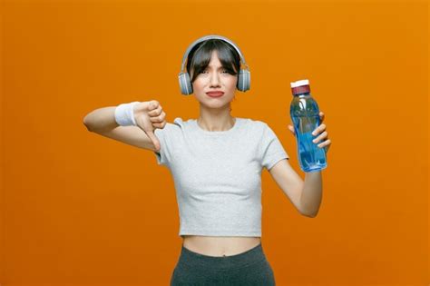 Hermosa Mujer Deportiva En Ropa Deportiva Con Auriculares Sosteniendo