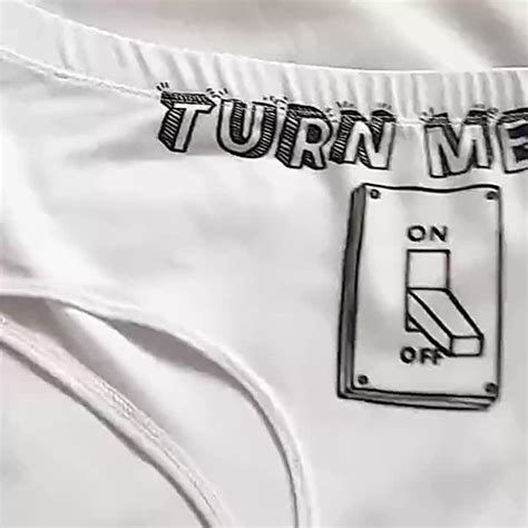 น่ารักฮาโลวีนกะโหลกพิมพ์ชุดชั้นใน Girly ยืดห่อสะโพกกางเกงเอวต่ำระบายอากาศที่ไร้รอยต่อผู้หญิง