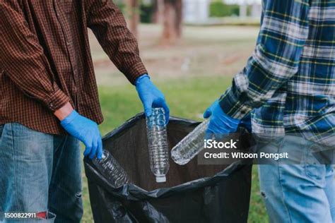 쓰레기를 모으는 남자 검은 가방에 플라스틱 병을 모으는 자원 봉사 공원을 청소하고 오염을 피하고 환경 친화적입니다 20 24세에 대한 스톡 사진 및 기타 이미지 Istock