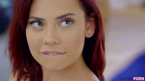 Блудница Сабина Руж предаётся страсти со своей скромной подружкой заучкой