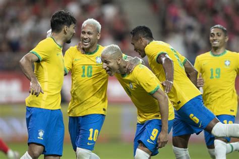 Escalação Ofensiva Do Brasil Na Estreia Na Copa Do Mundo Nunca Jogou
