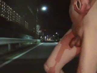 主街人行桥穿越挑战 在半夜裸体行走同时玩弄他勃起的阴茎 试图穿越人行桥和桥下的主街但被一辆红色汽车发现了 220411