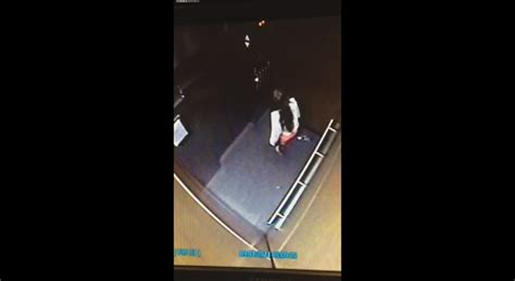 Quando Scappa Scappa La Giovane Ragazza Fa La Pipì In Ascensore E
