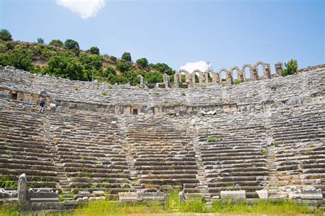 Perge 기원전 12 세기에서 13 세기에 지어진 고대 로마 원형 극장 최대 15 000 명이 걸렸습니다 기원전 7 세기의