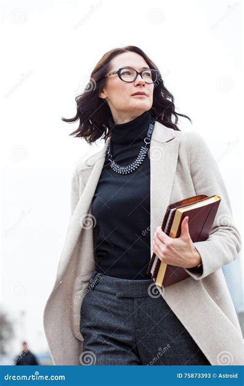 Mujer De Mediana Edad Oscuro Cabelluda Con Los Libros Imagen De Archivo