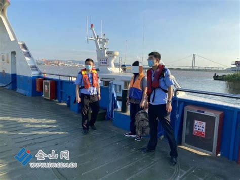 套个泳圈，游回扬州？长航公安镇江分局民警火速施救！中国镇江金山网 国家一类新闻网站