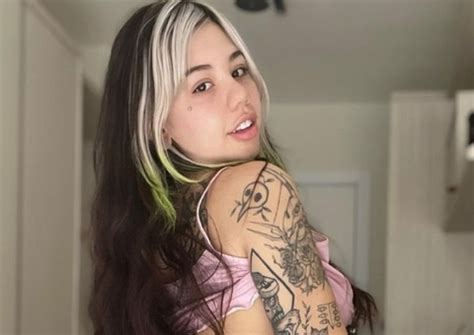 Musa do OnlyFans é barrada ao tentar entrar em voo seminua