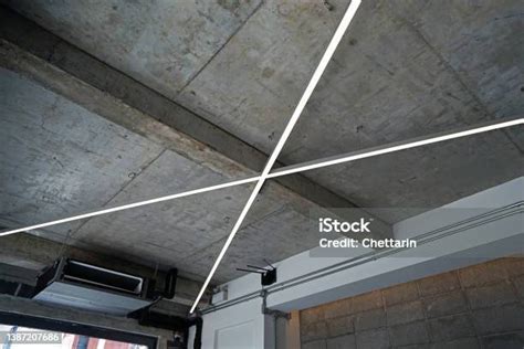 금속 에어컨 상자와 매달려 긴 Led 램프로 장식 된 산업 로프트 건물의 인테리어 디자인과 천장 장식 사무실에 대한 스톡 사진