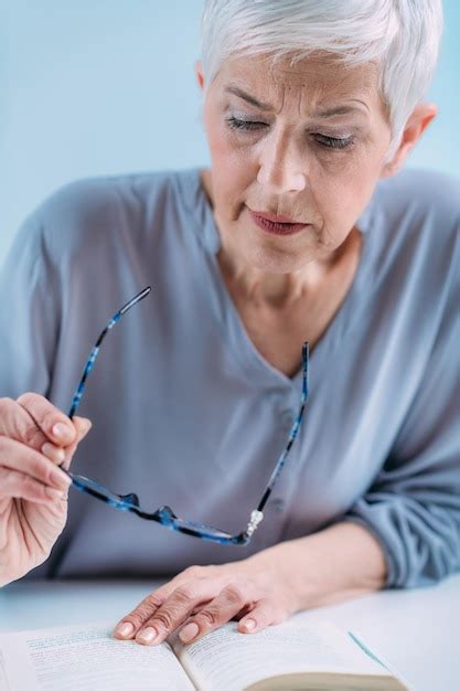 Premium Photo Senior Woman A Reading Book Vision Loss Problems